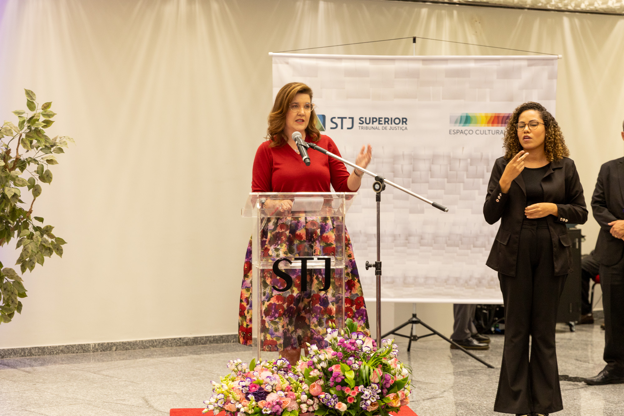 Novo livro da ministra Daniela Teixeira é lançado no STJ - Viva Brasília